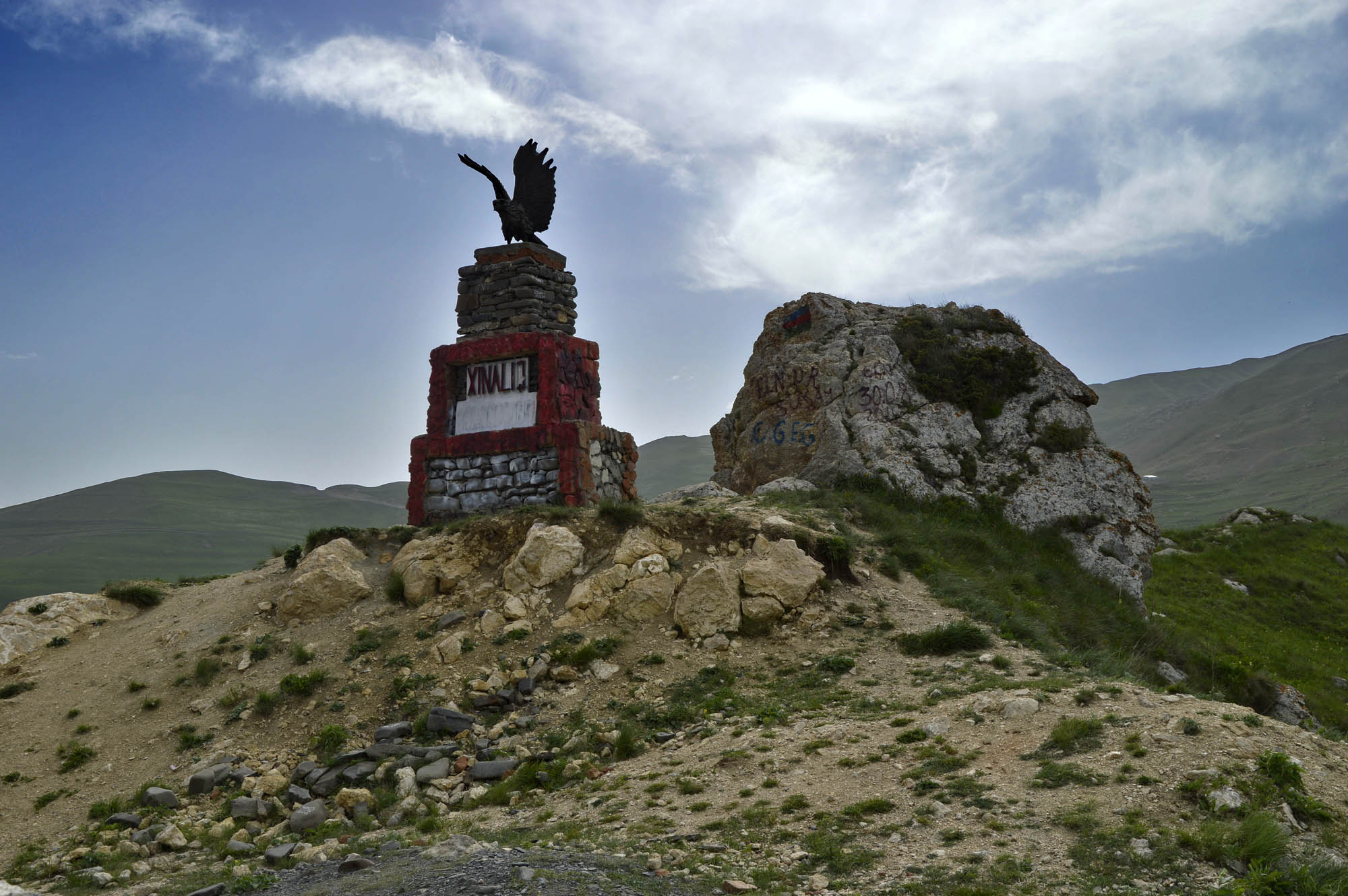 Poemas del río Wang: Road to Xinaliq