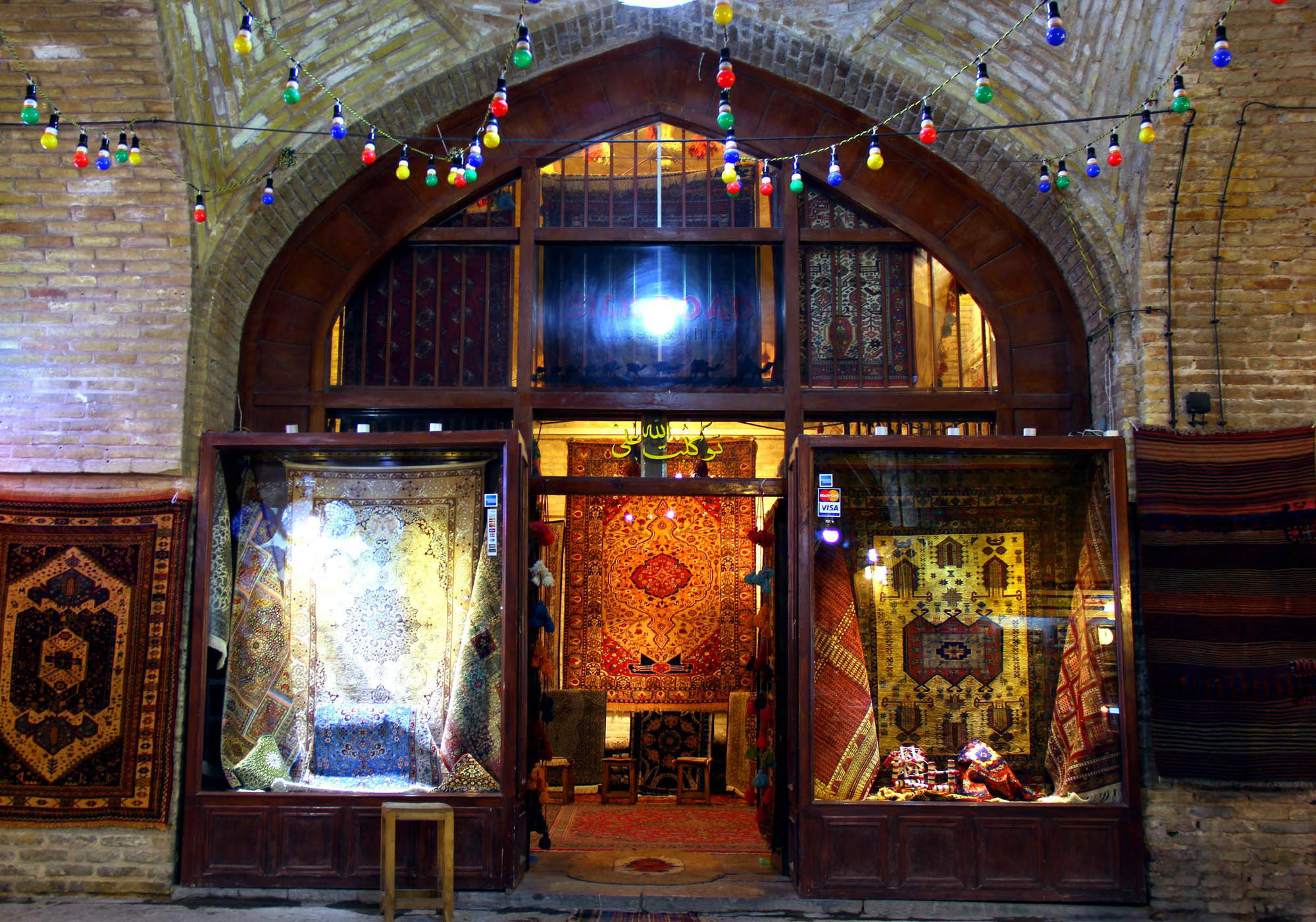 Poemas del río Wang: Photographer behind the bar counter