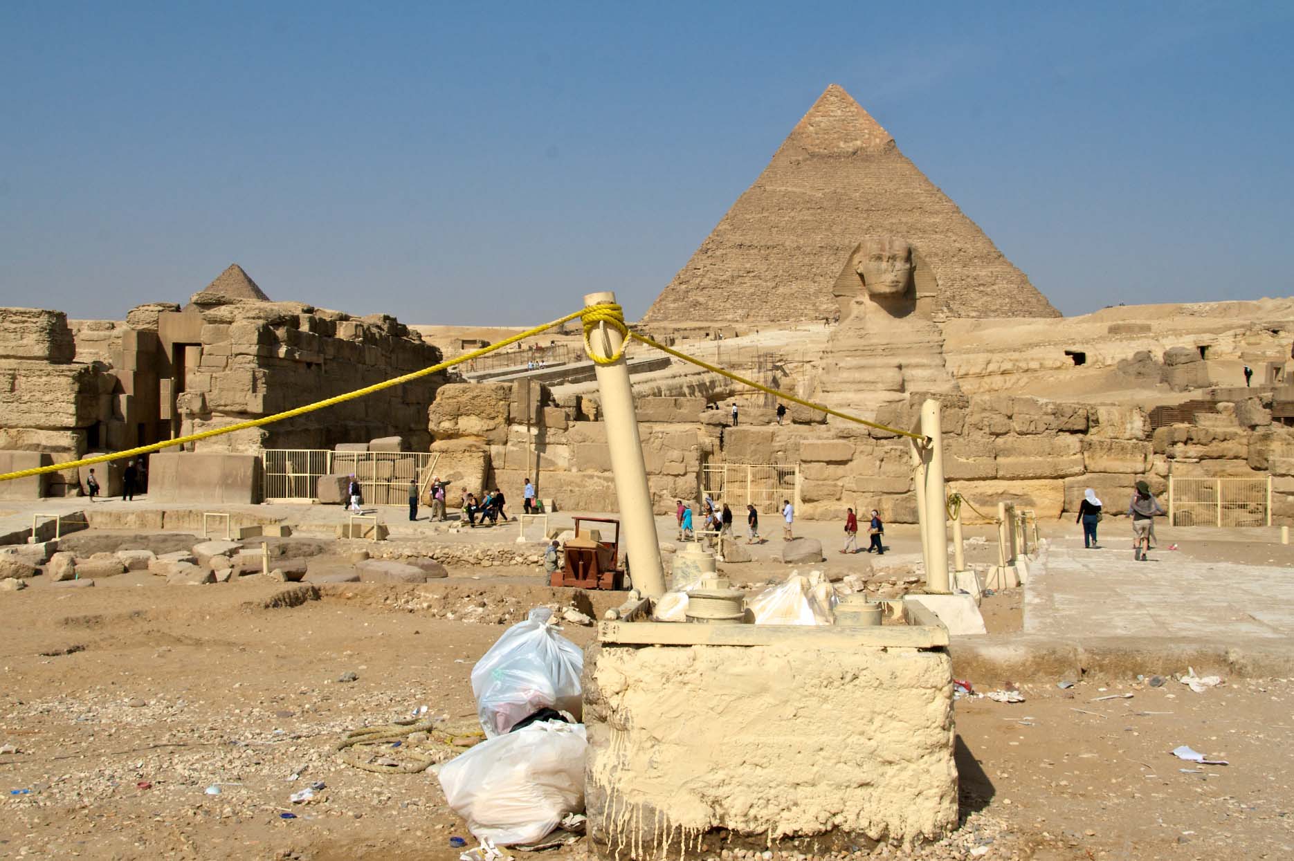 Poemas del río Wang: Pyramids. The dead and the living